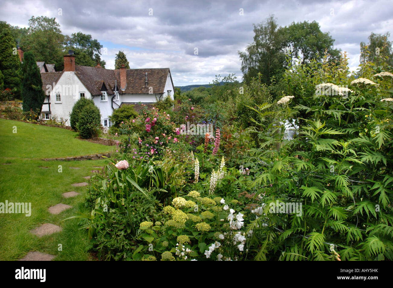 Cottage garden borders hi-res stock photography and images - Alamy