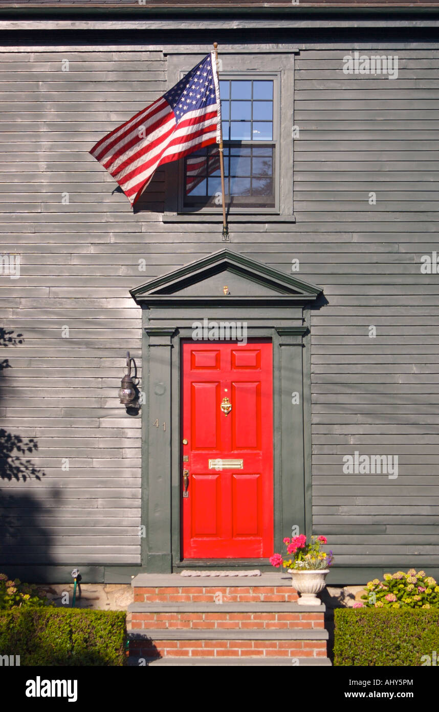 House red door american flag hi-res stock photography and images - Alamy