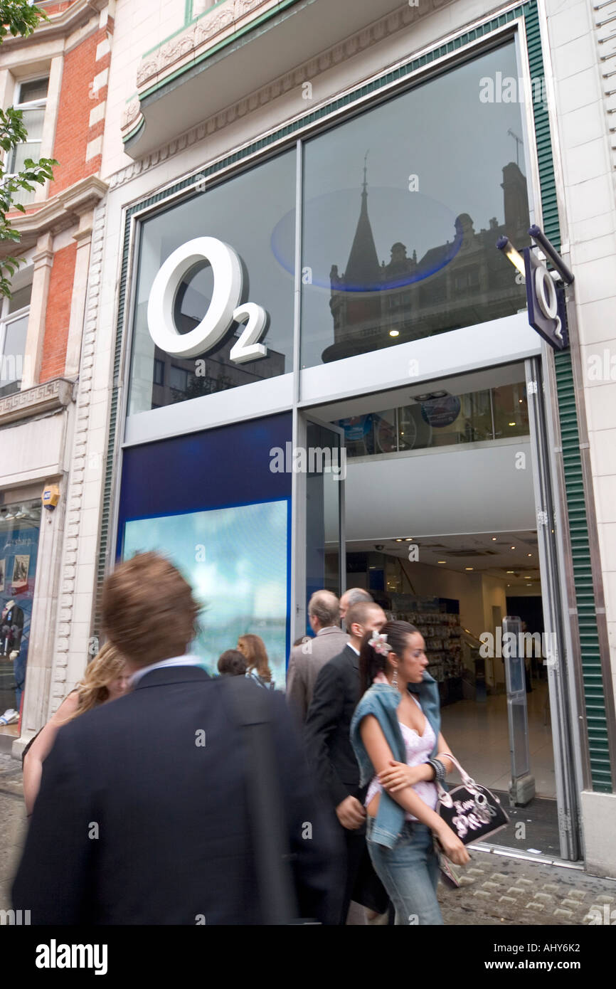 O2 mobile phone store on Oxford Street Stock Photo - Alamy