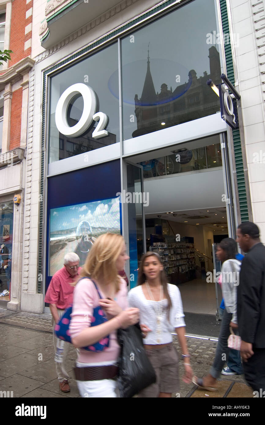 O2 mobile phone store on Oxford Street Stock Photo - Alamy