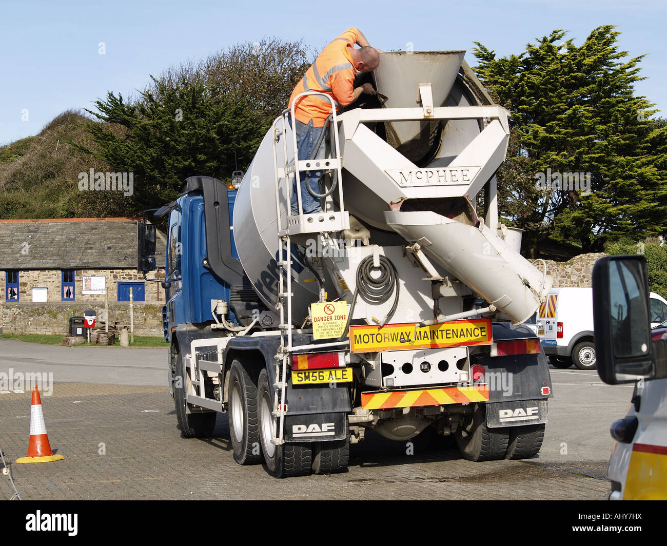 Back cement truck hi-res stock photography and images - Alamy