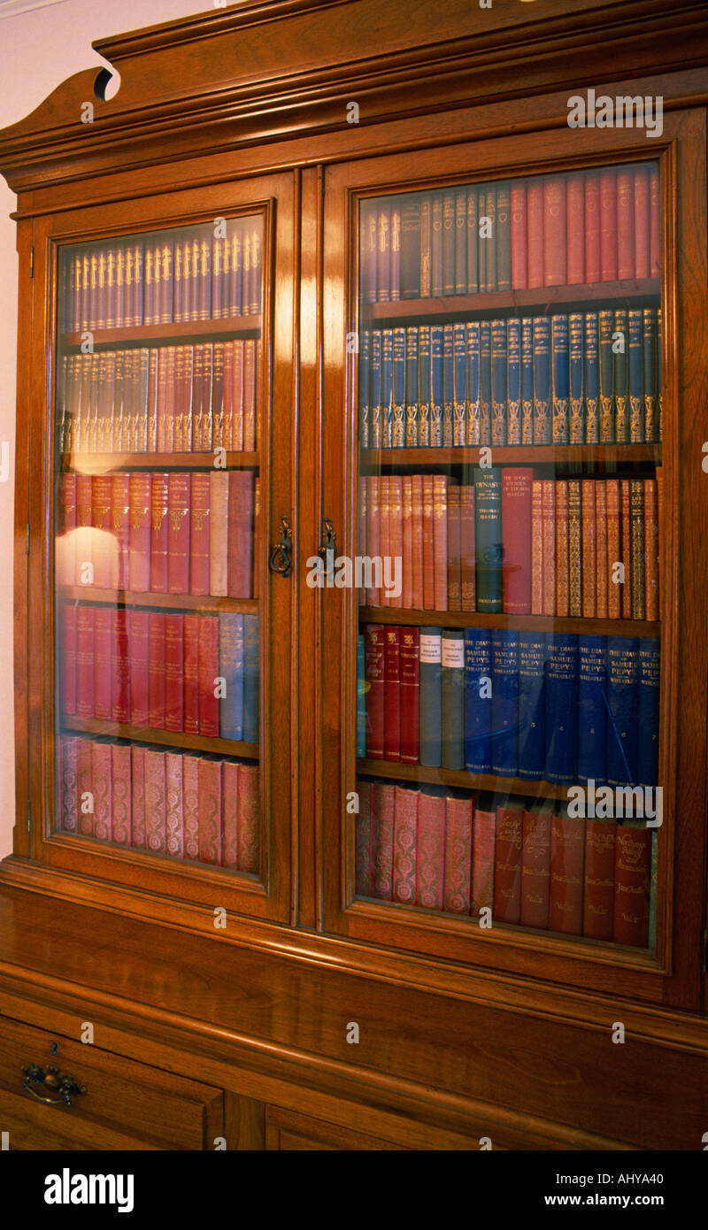 Encyclopedia britannica, bookcase hi-res stock photography and images ...