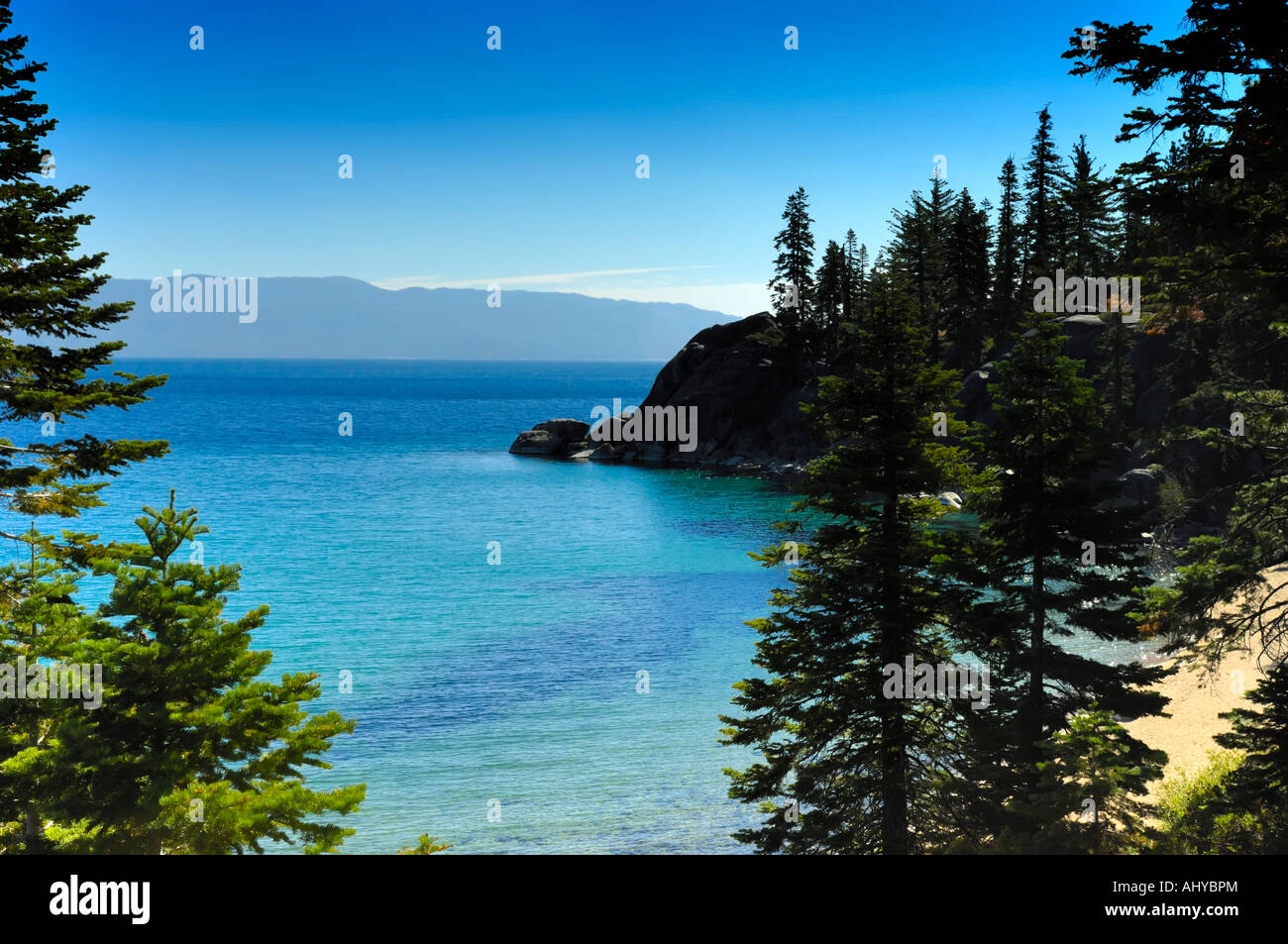 Clear blue lake hi-res stock photography and images - Alamy