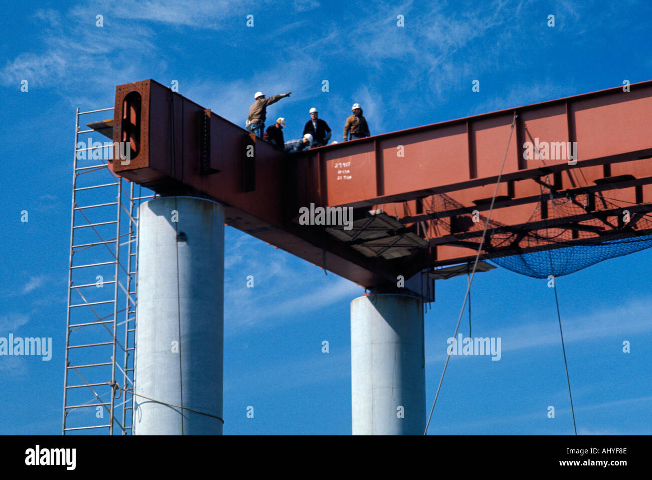 Bridge building workers hi-res stock photography and images - Alamy