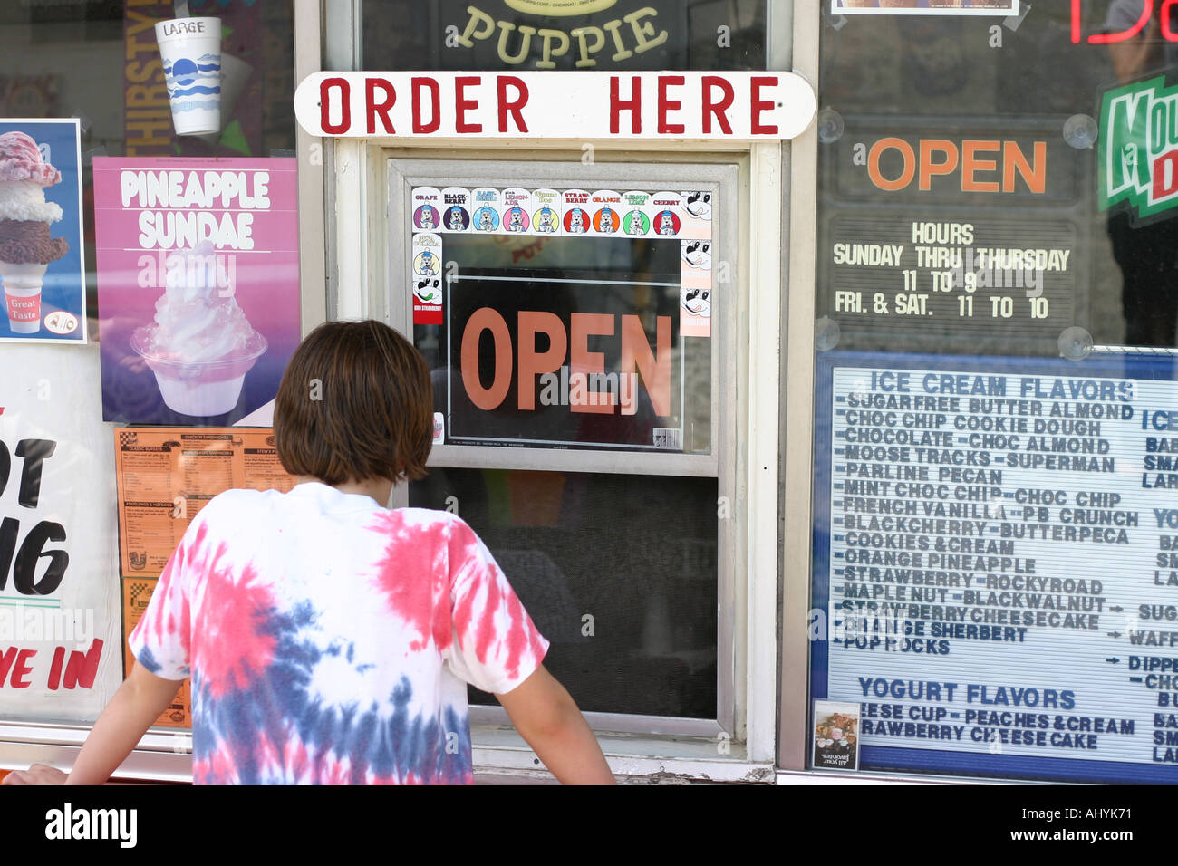 Ordering ice cream hi-res stock photography and images - Alamy