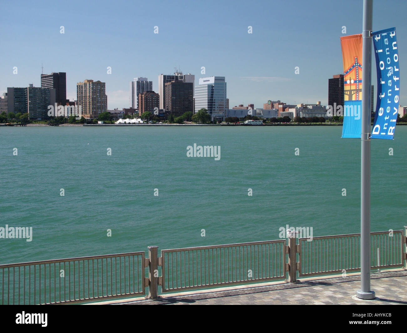 Buildings waterfront detroit river hi-res stock photography and images ...