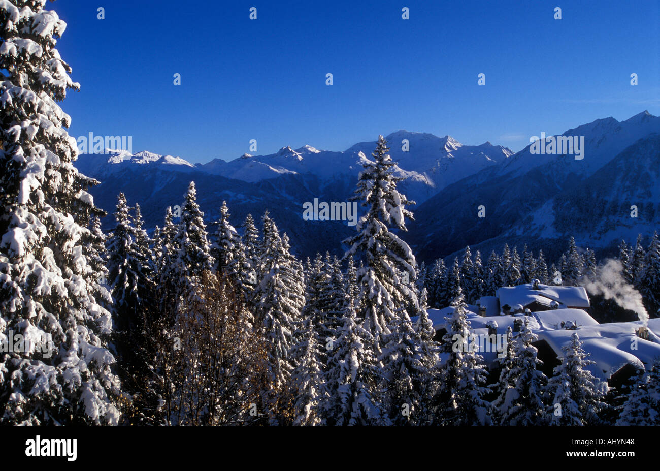 Snow laden roofs hi-res stock photography and images - Alamy