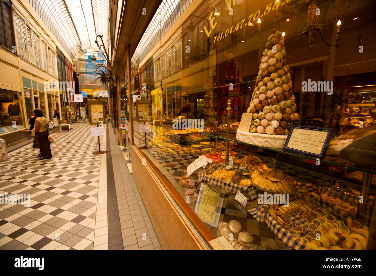 Paris walkways and passages hi-res stock photography and images - Alamy