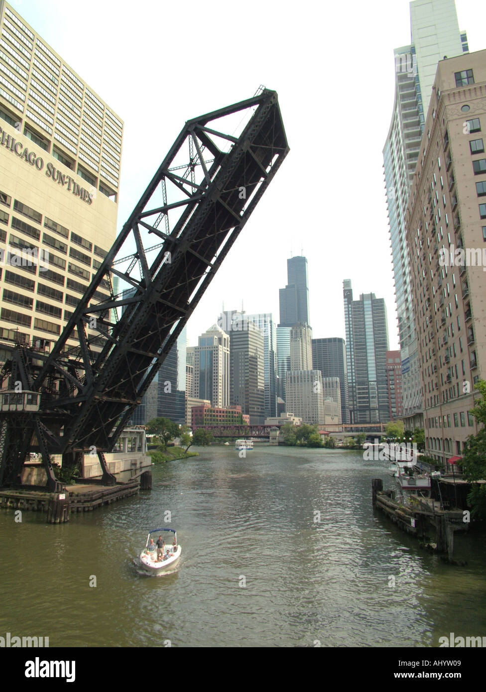 Raised drawbridge chicago illinois hi-res stock photography and images ...