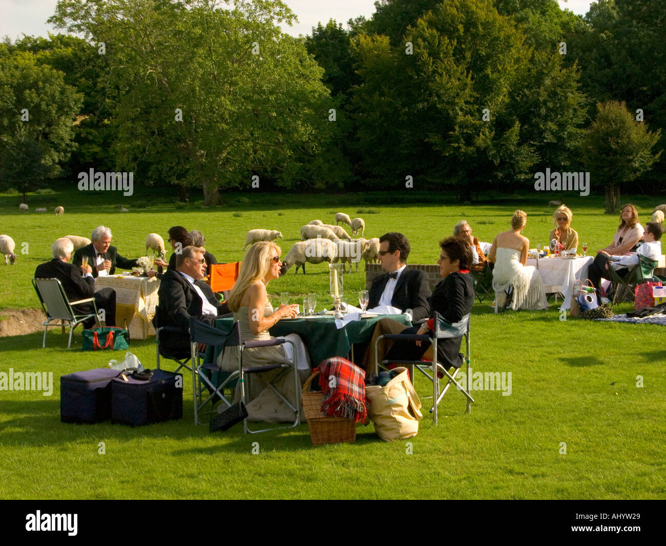 opera lovers in grounds of glyndebourne opera house sussex Stock Photo ...