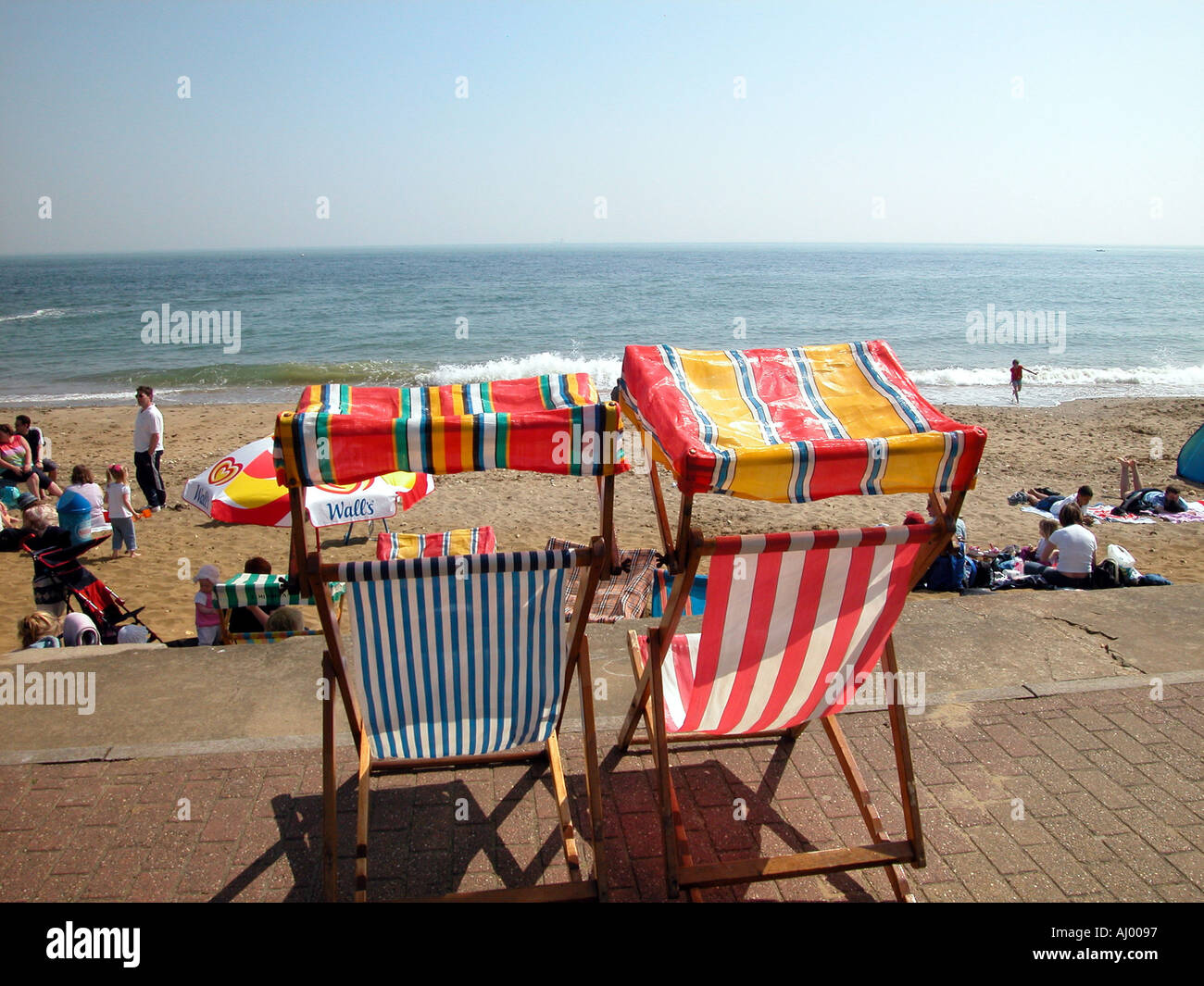 Busy beach scene hi-res stock photography and images - Alamy