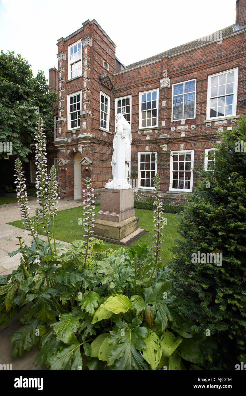 William Wilberforce statue outside Wiliam Wilberforce House High Street ...