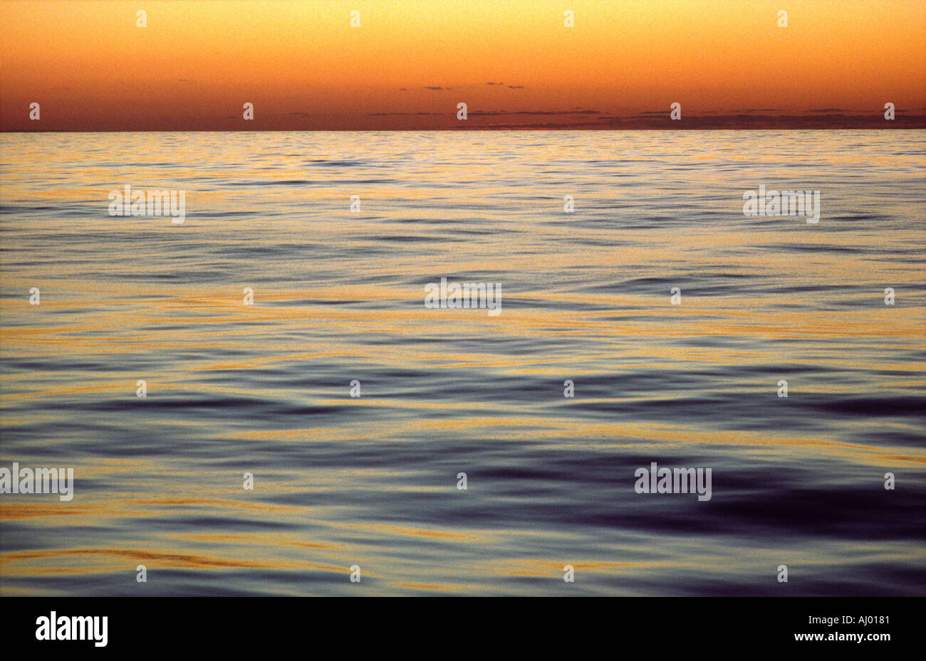 Sun rising over ocean hi-res stock photography and images - Alamy