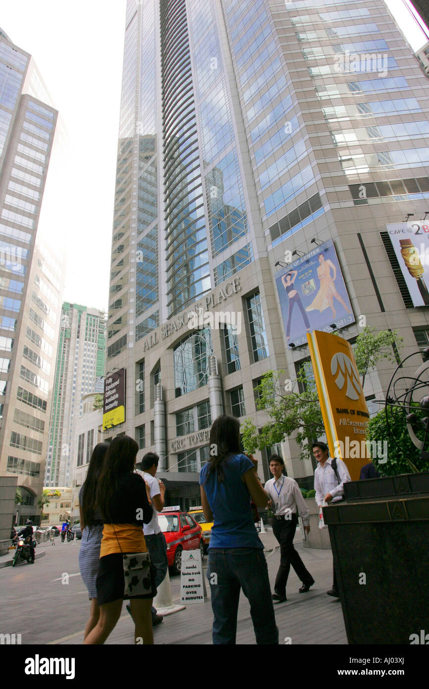 Workers walk hi-res stock photography and images - Alamy