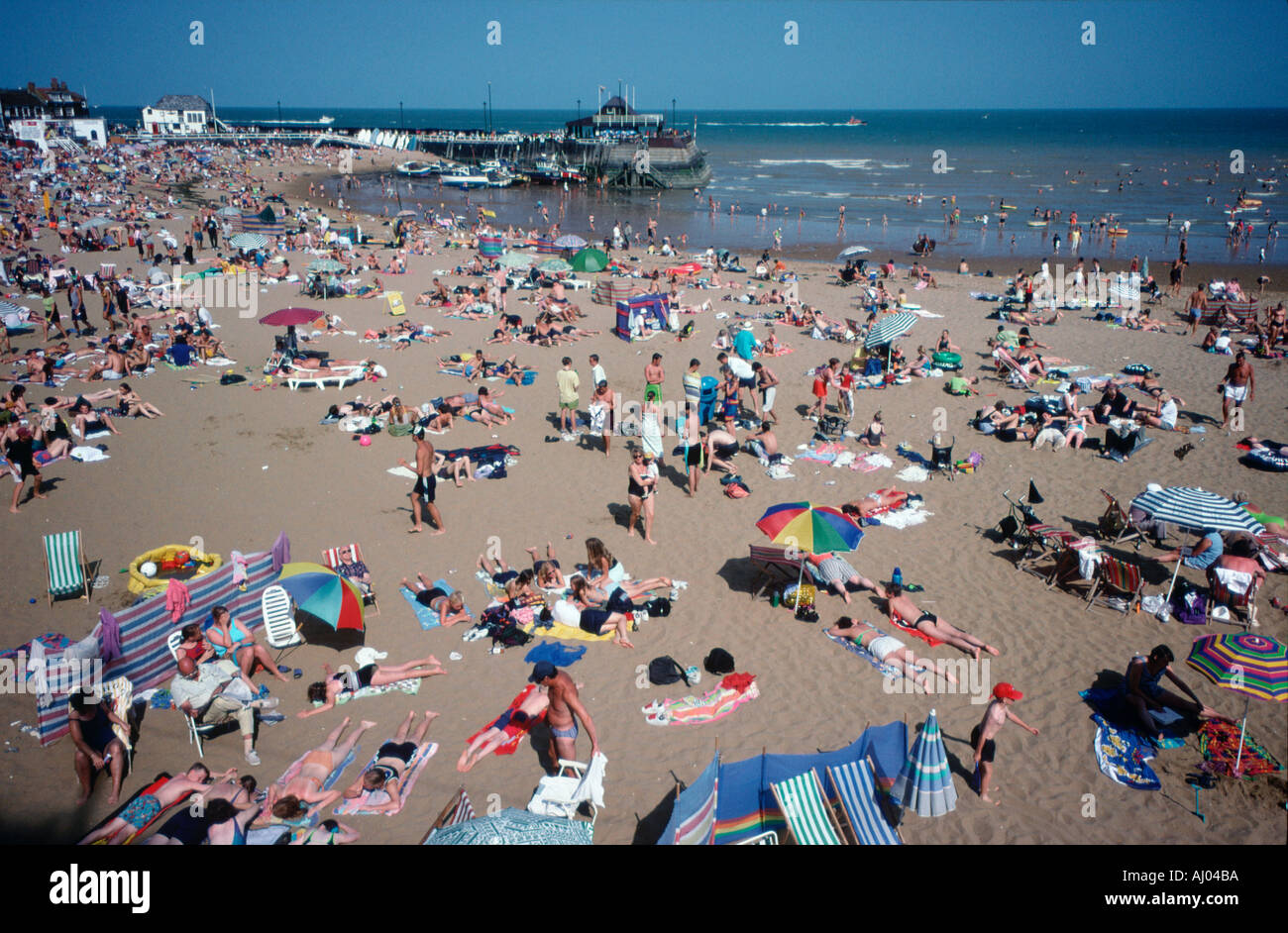 Overcrowded beach uk hi-res stock photography and images - Alamy
