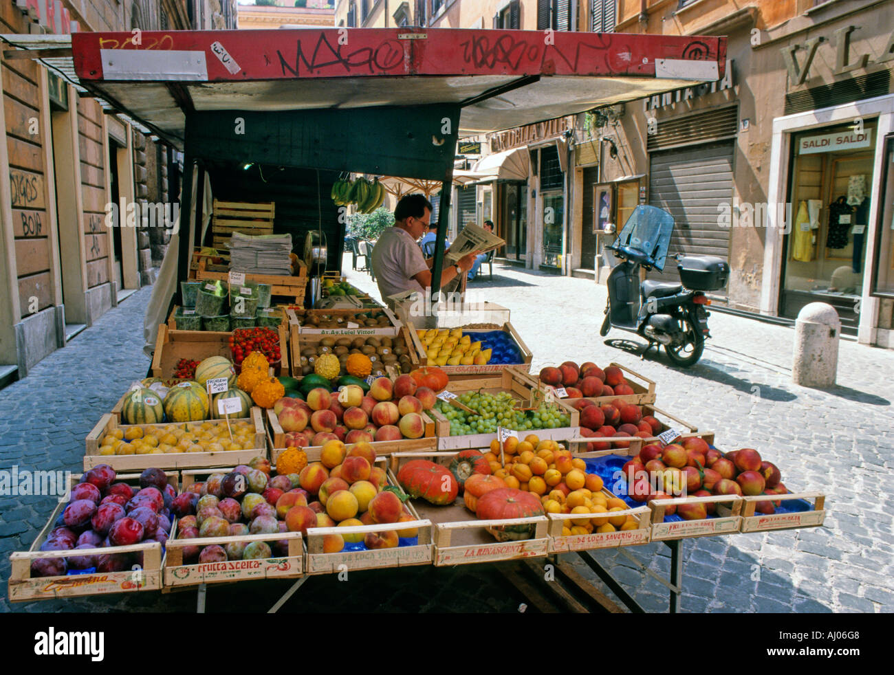 Fruit stall near the Trevi Fountain, Rome, Italy Stock Photo - Alamy