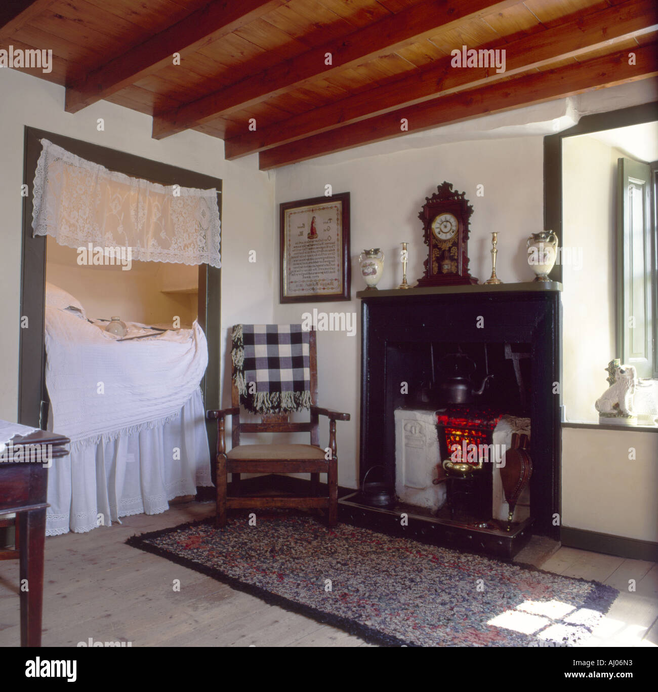 Weavers cottage loom hi-res stock photography and images - Alamy