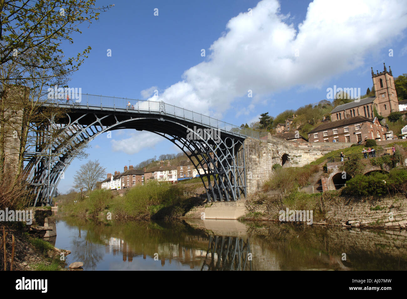 The world s first Iron bridge spanning the River Severn in Ironbridge ...
