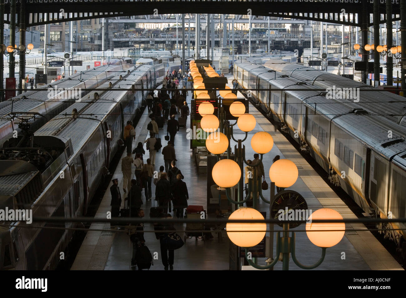 Eurostar train platform gare du nord hi-res stock photography and ...