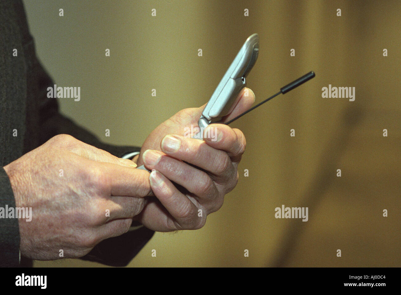 Hand holding flip phone hi-res stock photography and images - Alamy