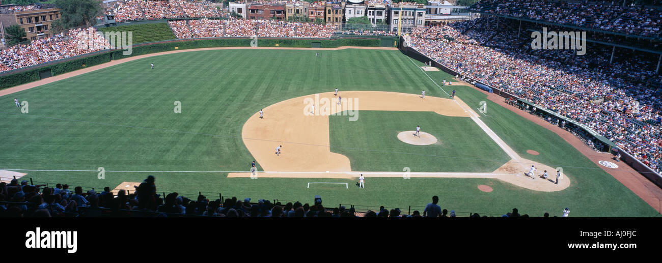 Wrigley field exterior hi-res stock photography and images - Alamy