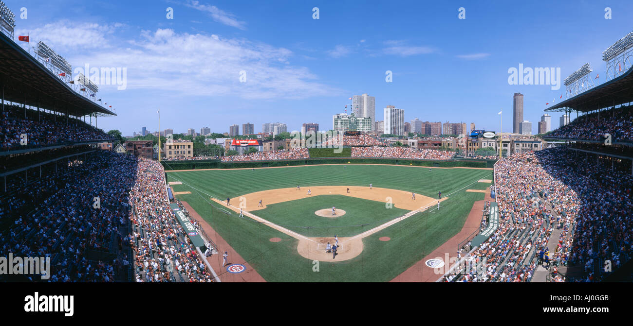 Wrigley field chicago exterior hi-res stock photography and images - Alamy