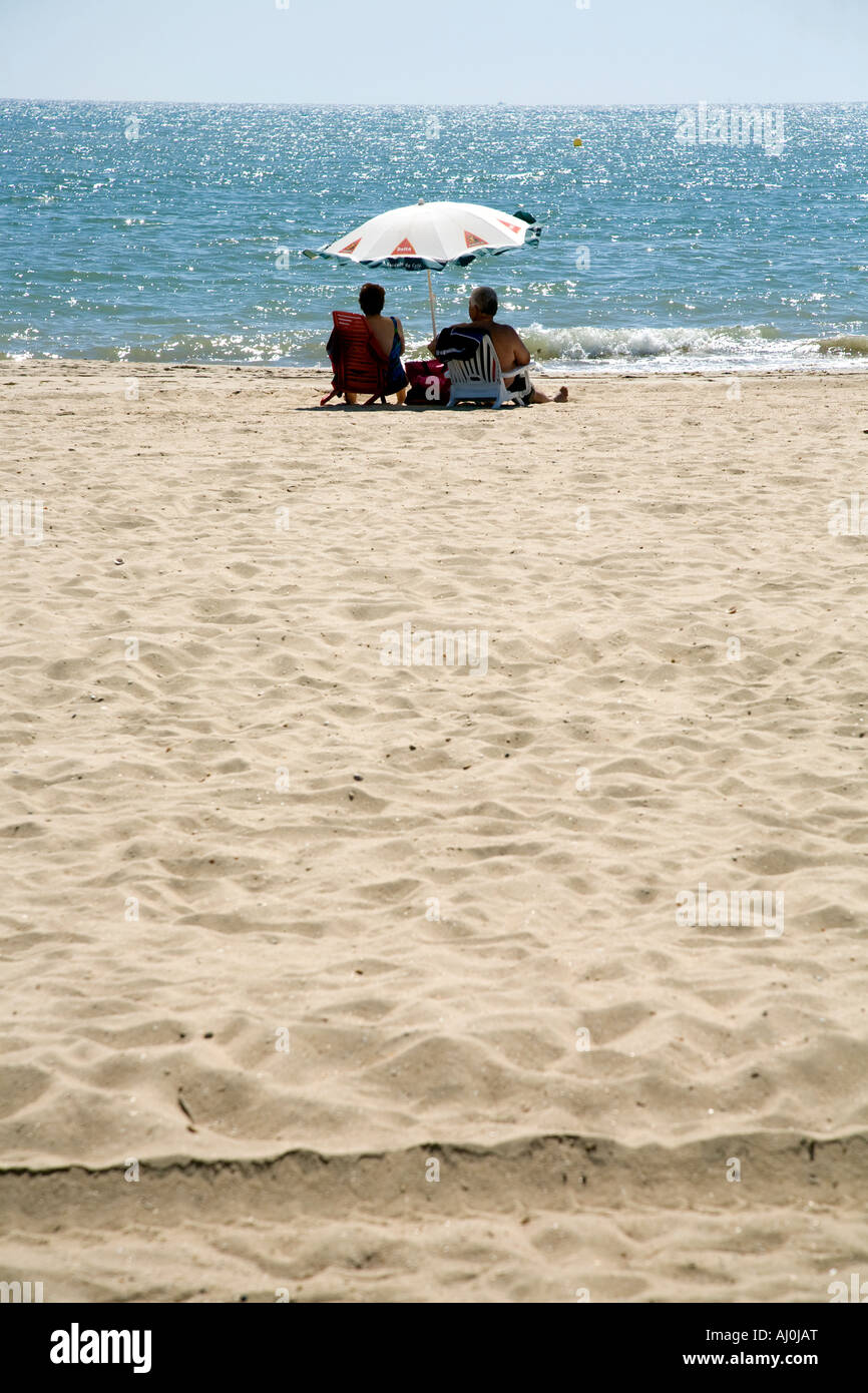 People sitting by the sea hi-res stock photography and images - Alamy