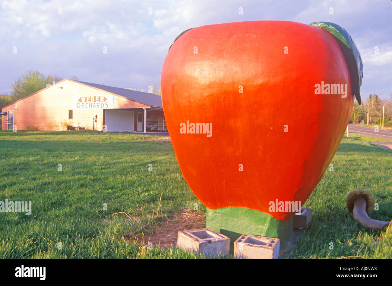 Tomato statue hi-res stock photography and images - Alamy
