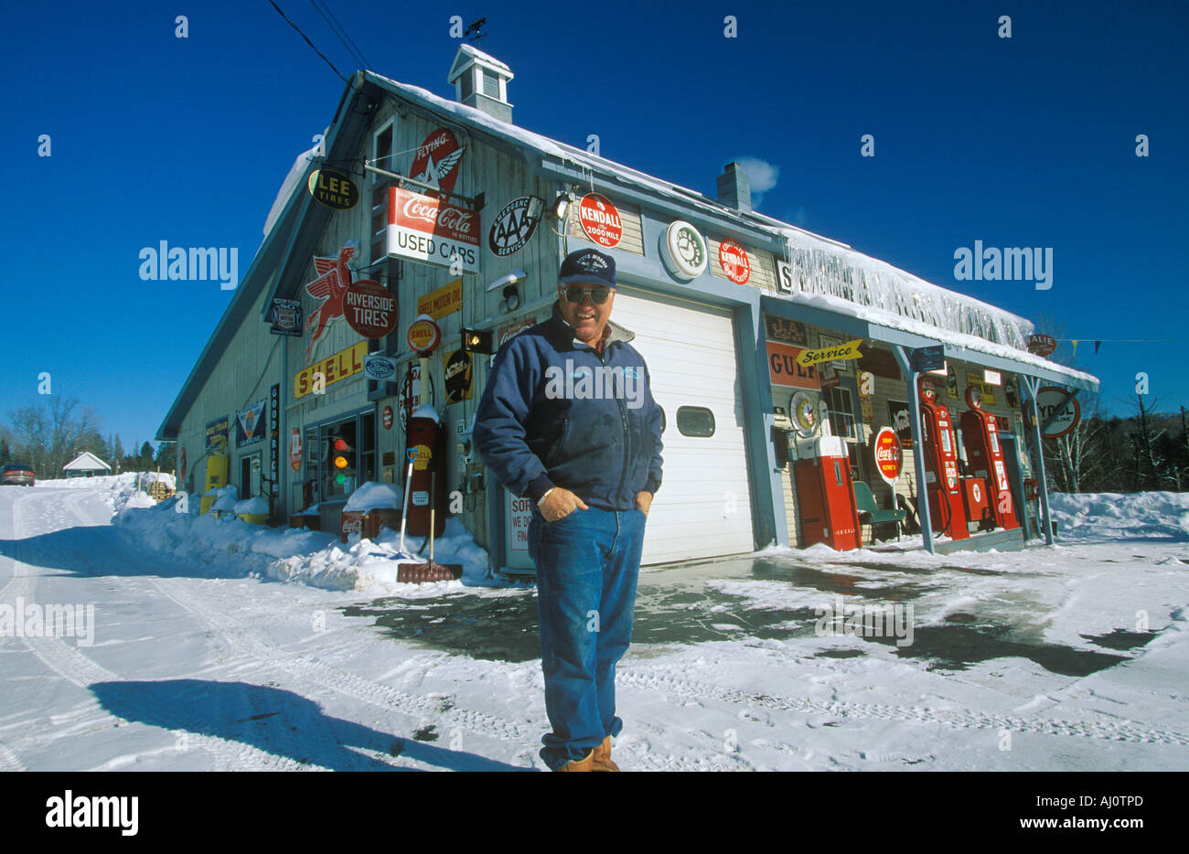 Coca cola in snow winter hi-res stock photography and images - Alamy
