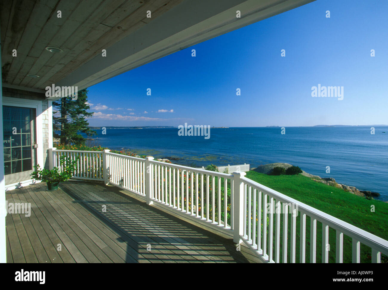 Front yard view from front porch hi-res stock photography and images ...
