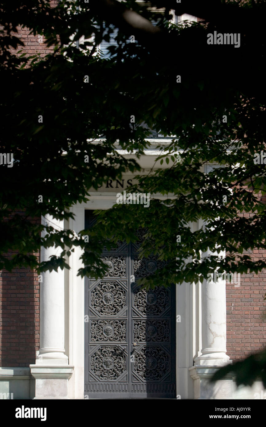 White metal columns hi-res stock photography and images - Alamy