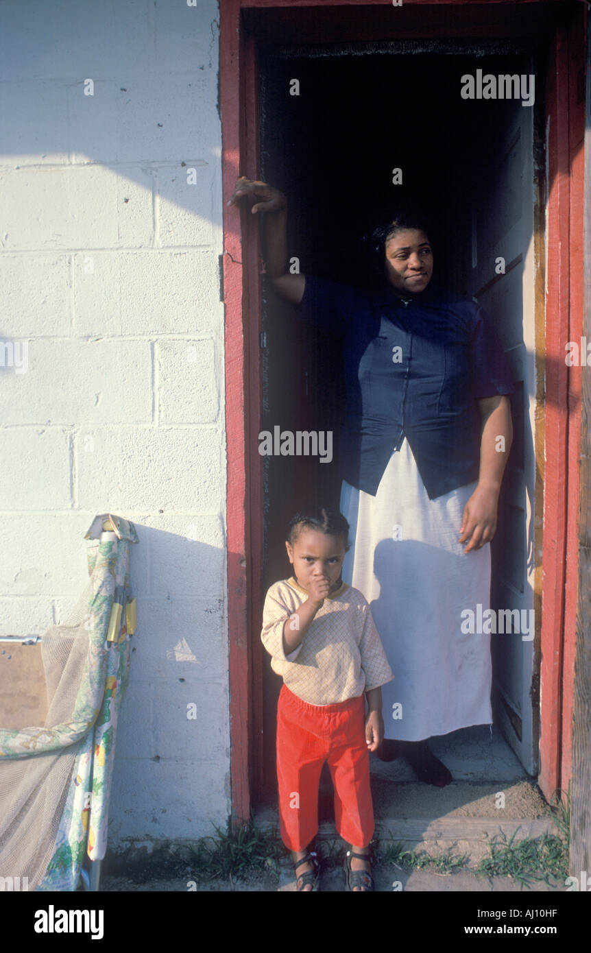 Single mother child usa poverty hi-res stock photography and images - Alamy