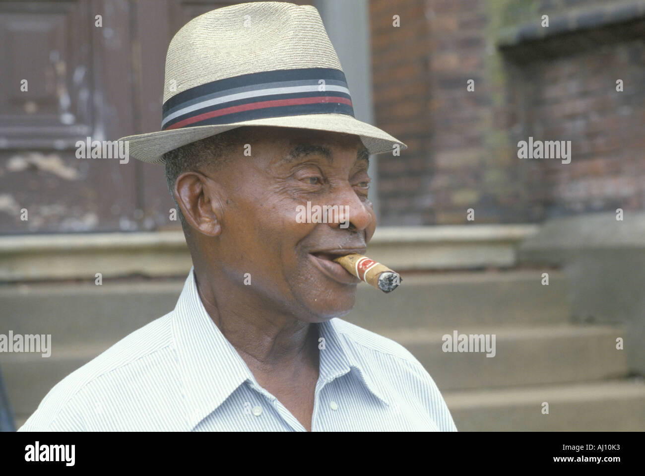 Smoking poverty hi-res stock photography and images - Alamy