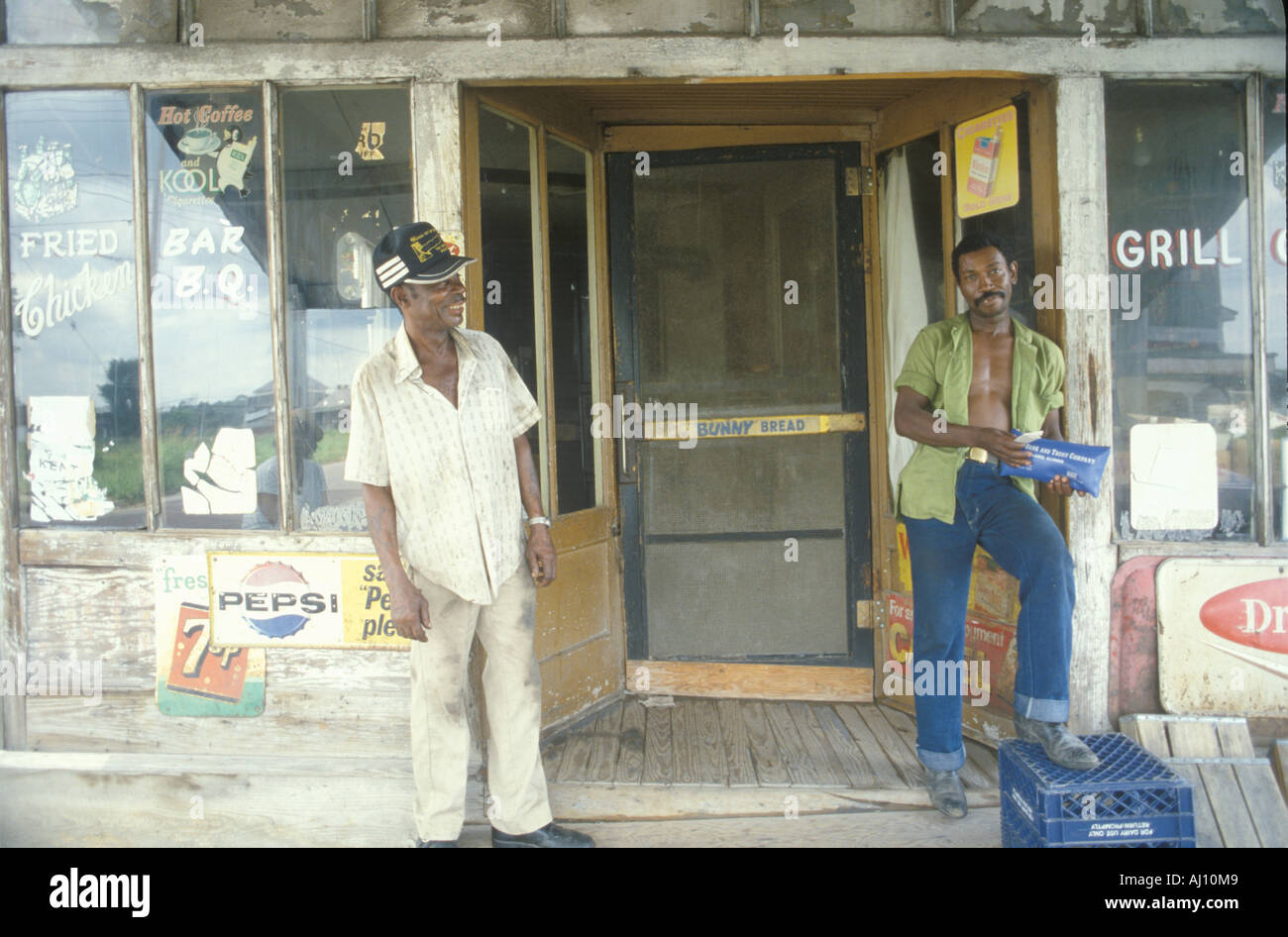 Grocery store outside hi-res stock photography and images - Alamy
