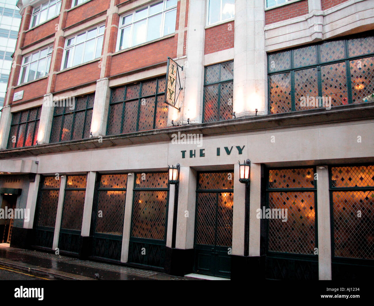 Ivy restaurant london exterior hi-res stock photography and images - Alamy