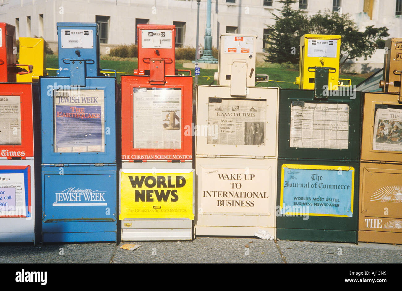 Newspaper stands hi-res stock photography and images - Alamy