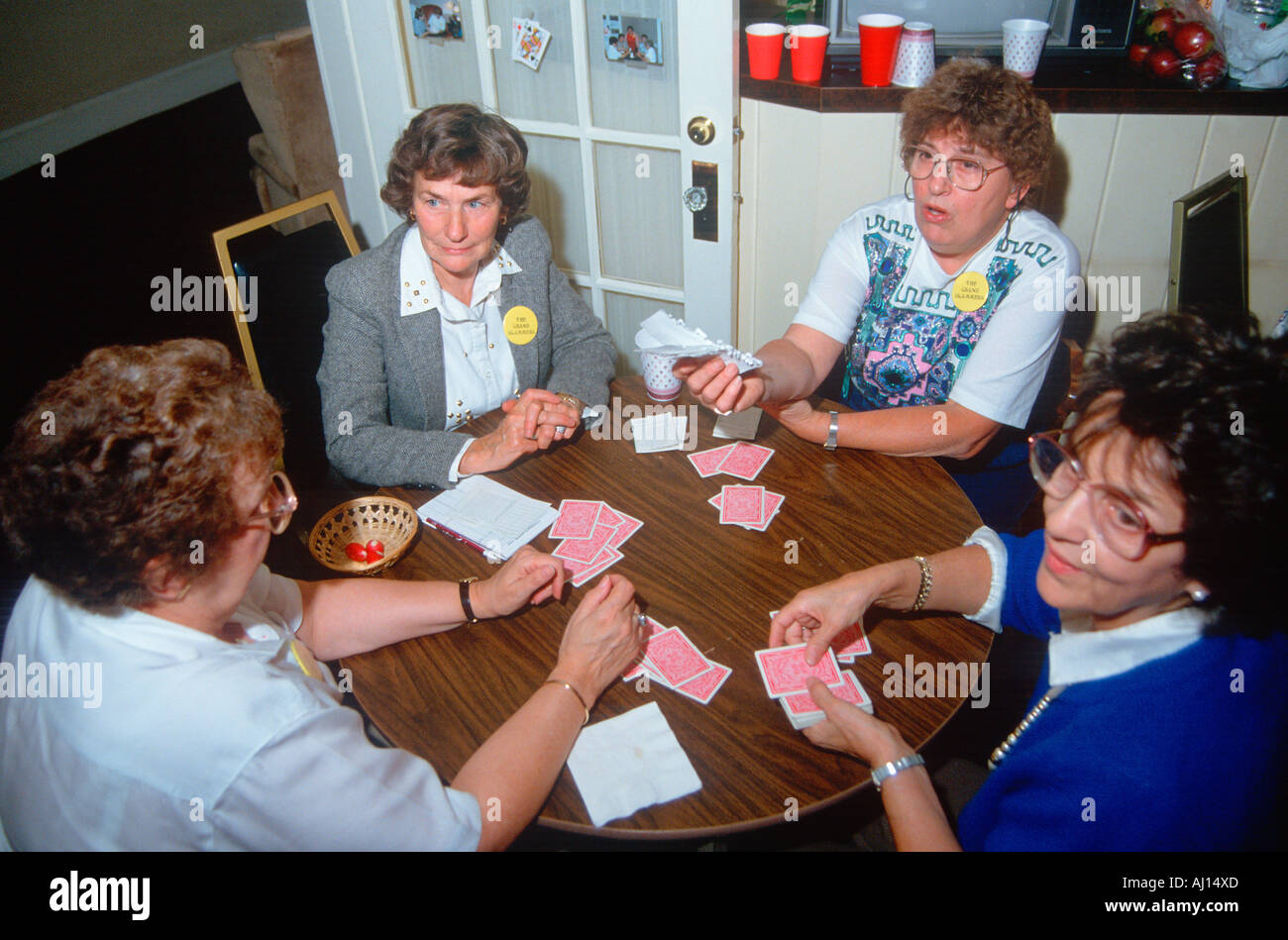Women playing bridge hi-res stock photography and images - Alamy