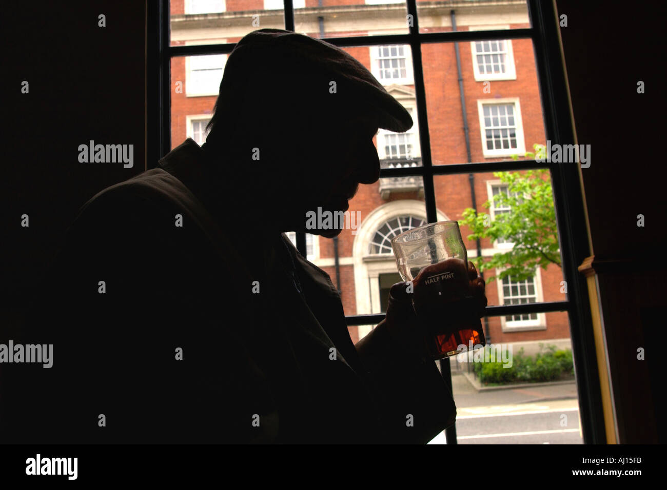 Man pint pub cap hi-res stock photography and images - Alamy