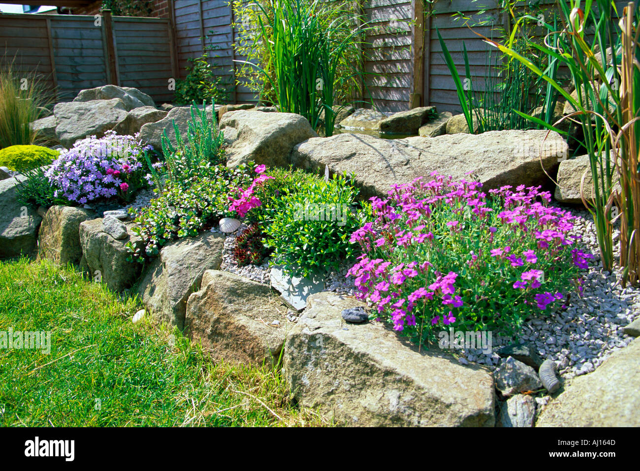 Water feature garden hi-res stock photography and images - Alamy