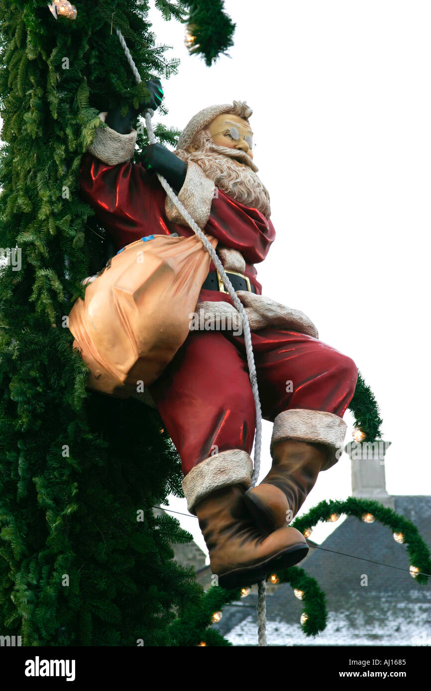 Santa christmas climbing building hi-res stock photography and images ...