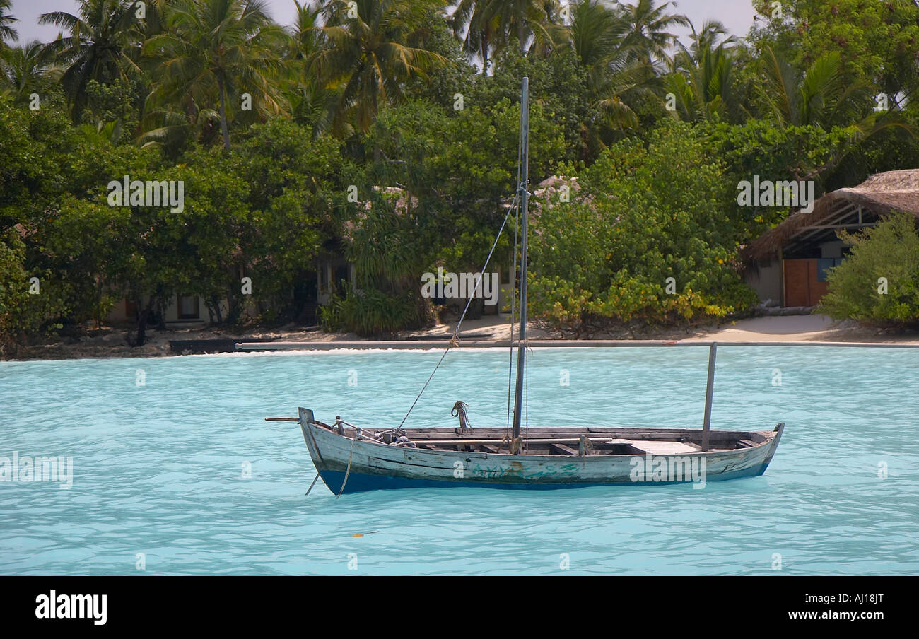 Maldives dhoni boat on island hi-res stock photography and images - Alamy