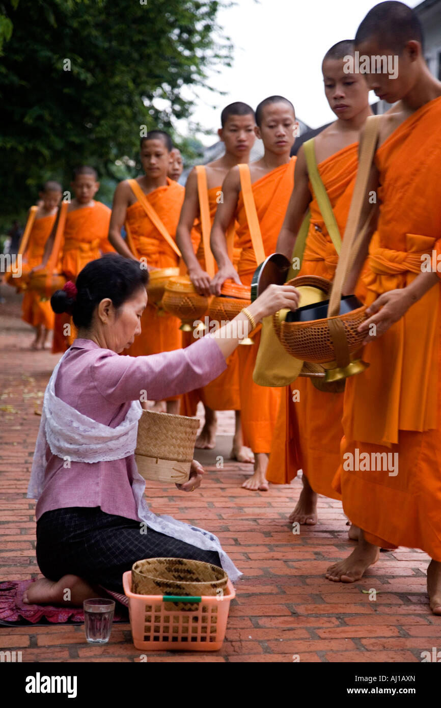 Monks kneeling hi-res stock photography and images - Alamy
