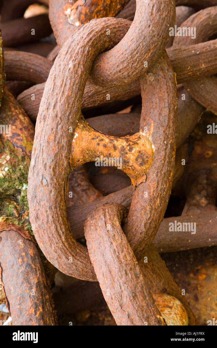 Large braced rusty chain link Stock Photo - Alamy