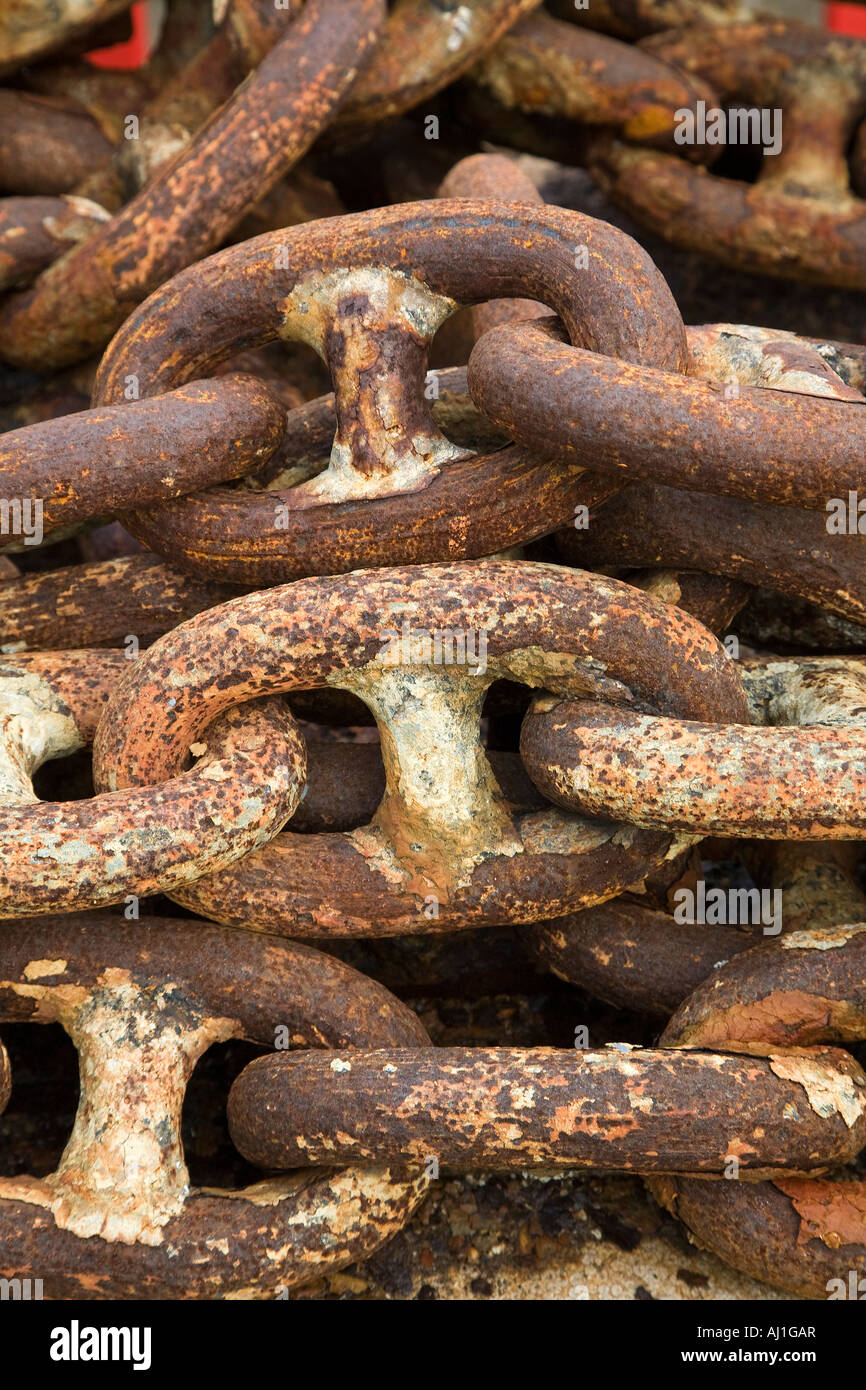 Large braced rusty chain link Stock Photo - Alamy