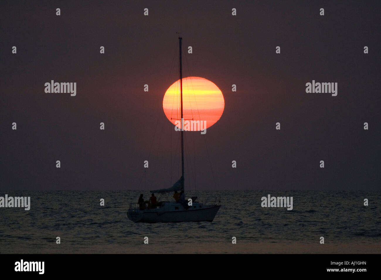 Behind the mast hi-res stock photography and images - Alamy