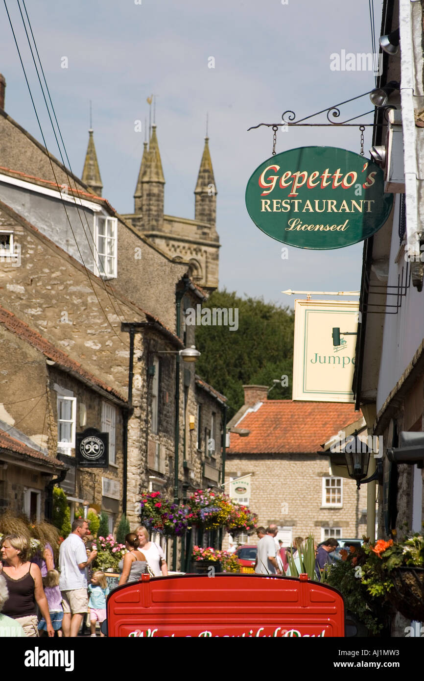 Helmsley town centre england village hi-res stock photography and ...