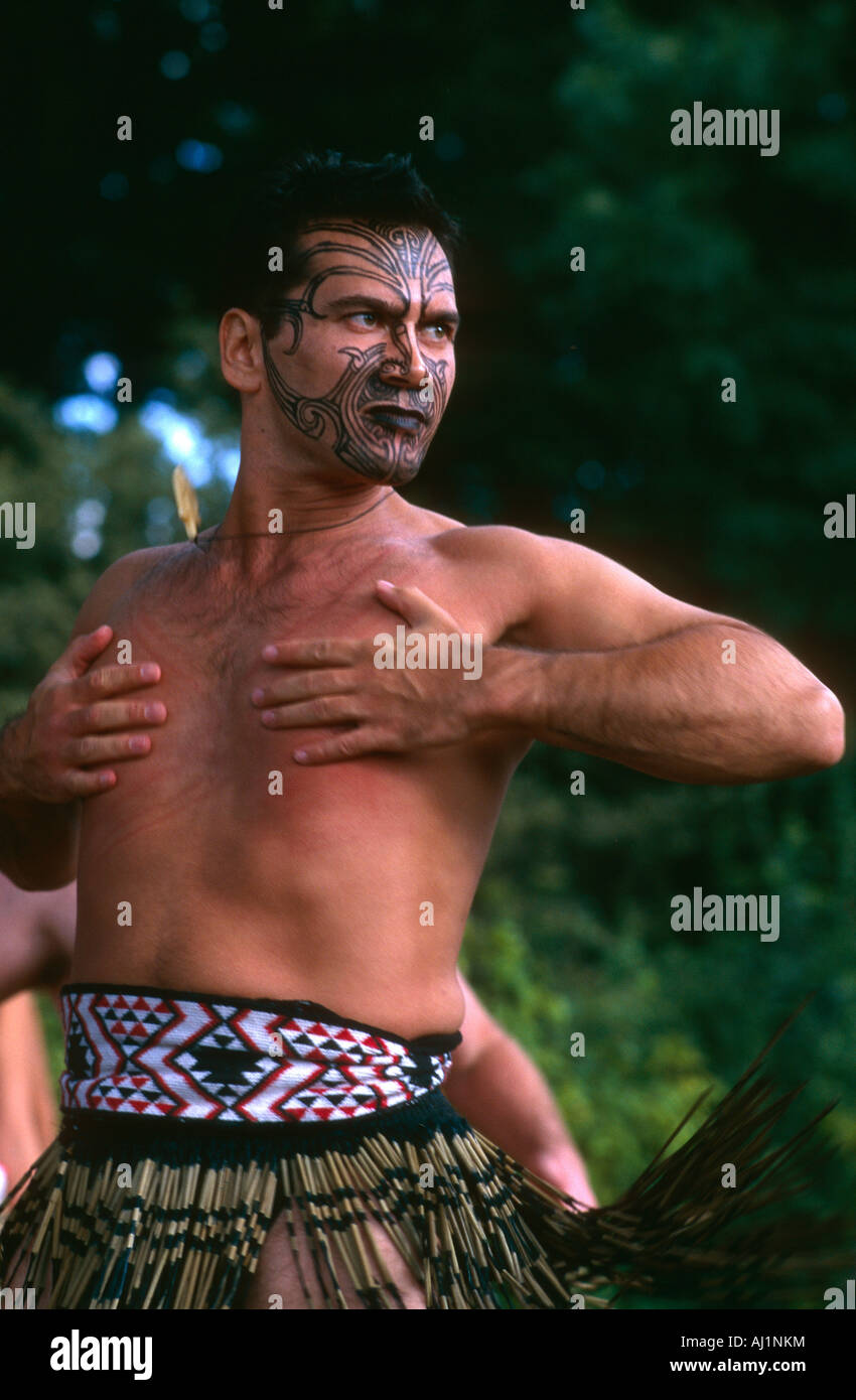 Male Maori dancer Stock Photo - Alamy