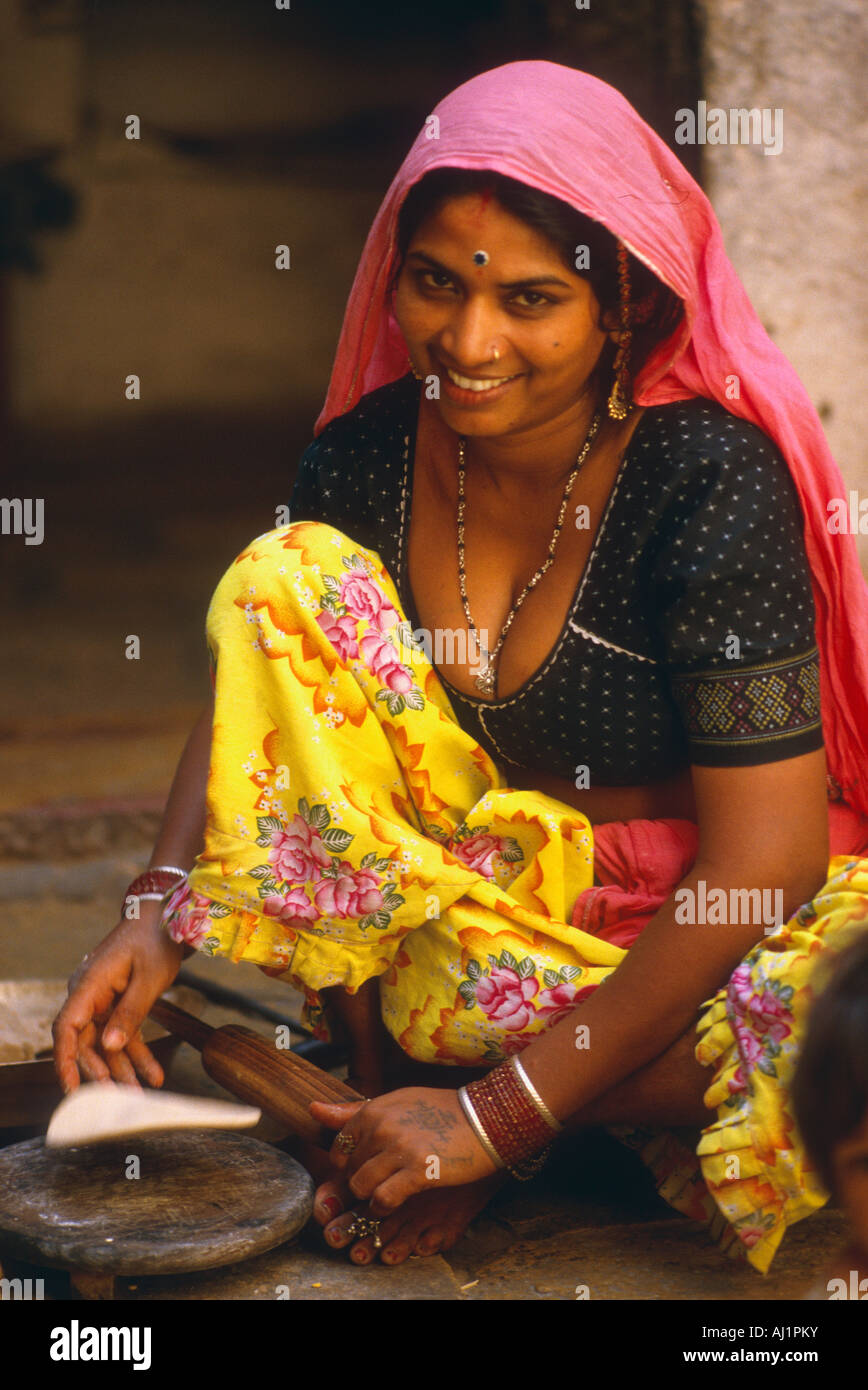 Woman making chapati hi-res stock photography and images - Alamy