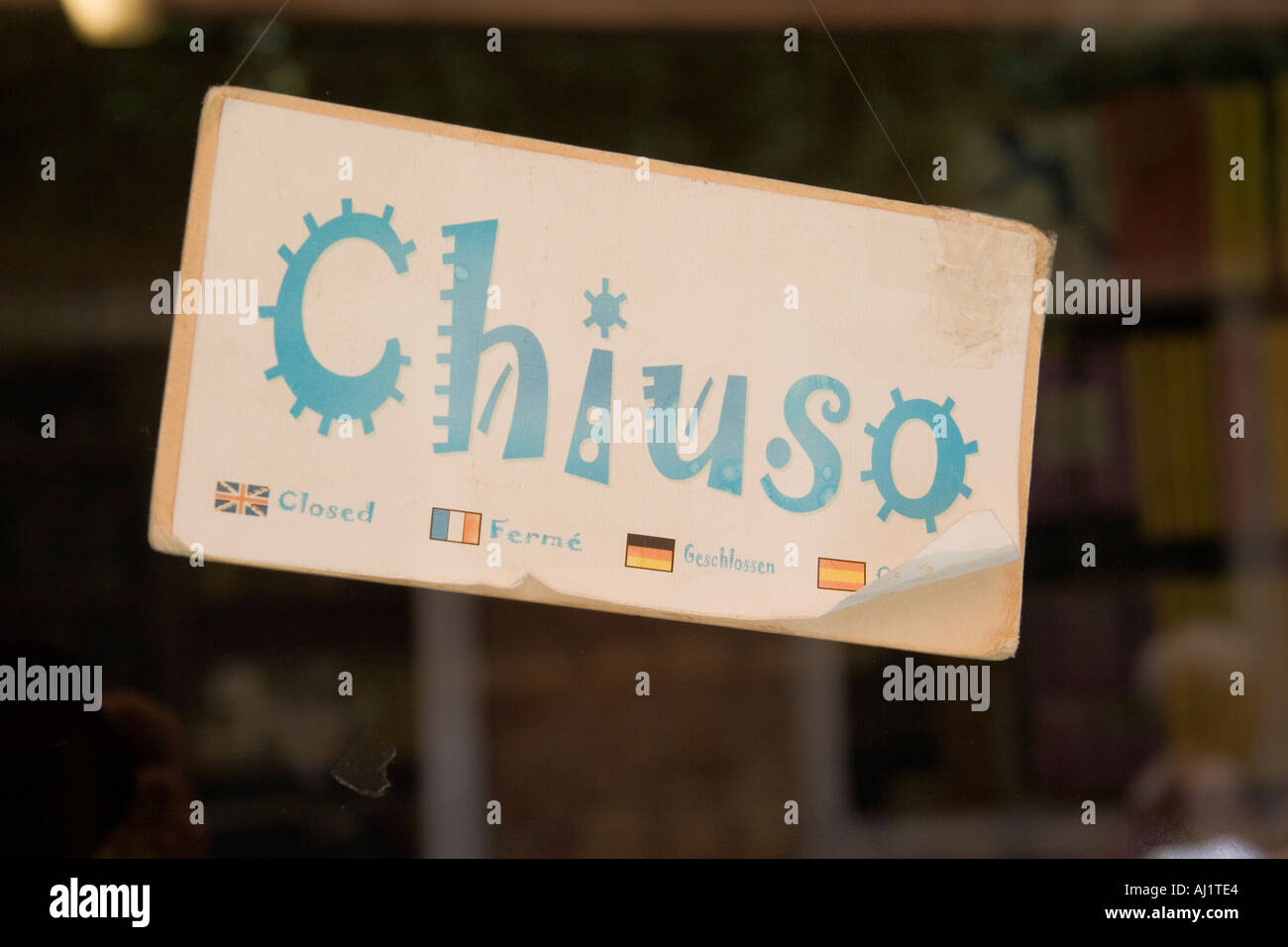 Italian shop and chiuso sign hi-res stock photography and images - Alamy