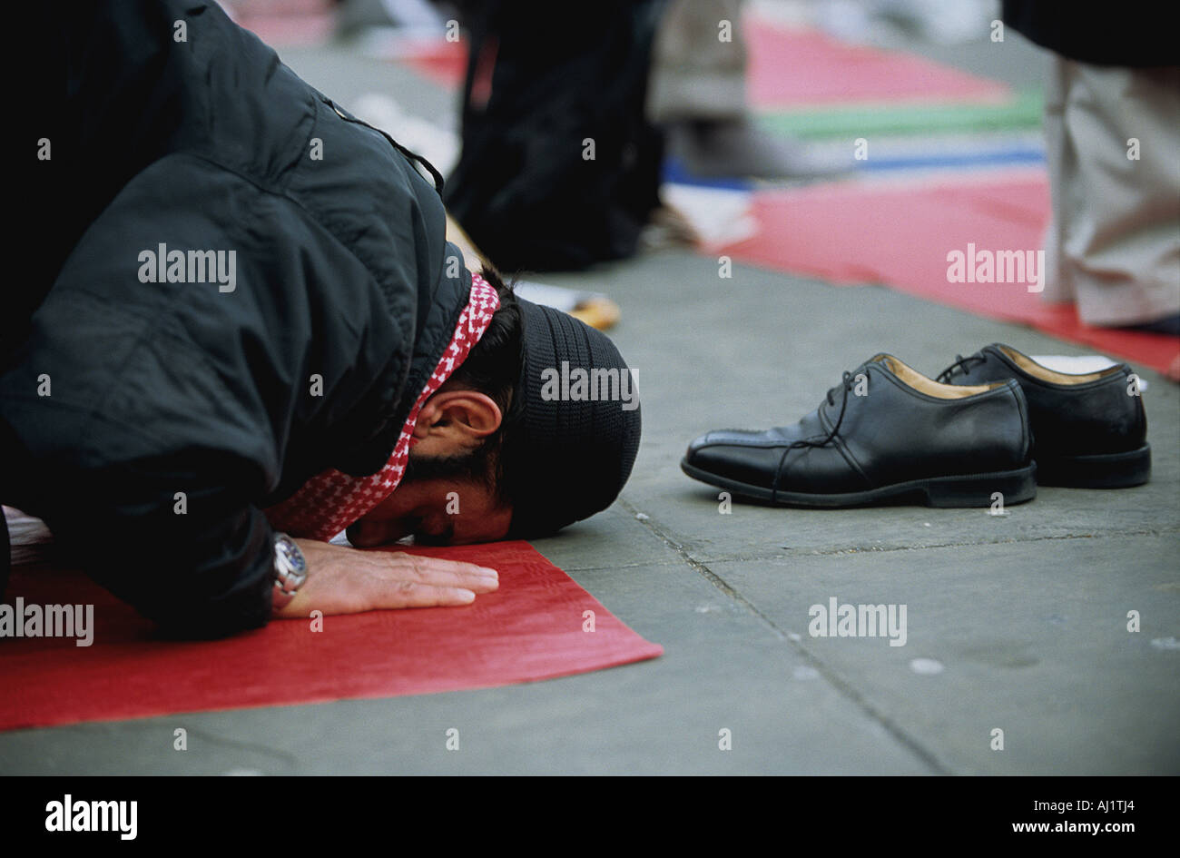 British muslims praying hi-res stock photography and images - Alamy